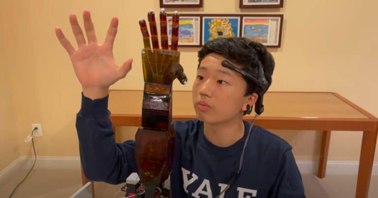 Benjamin Choi, un lycéen de 17 ans invente une prothèse de bras ...