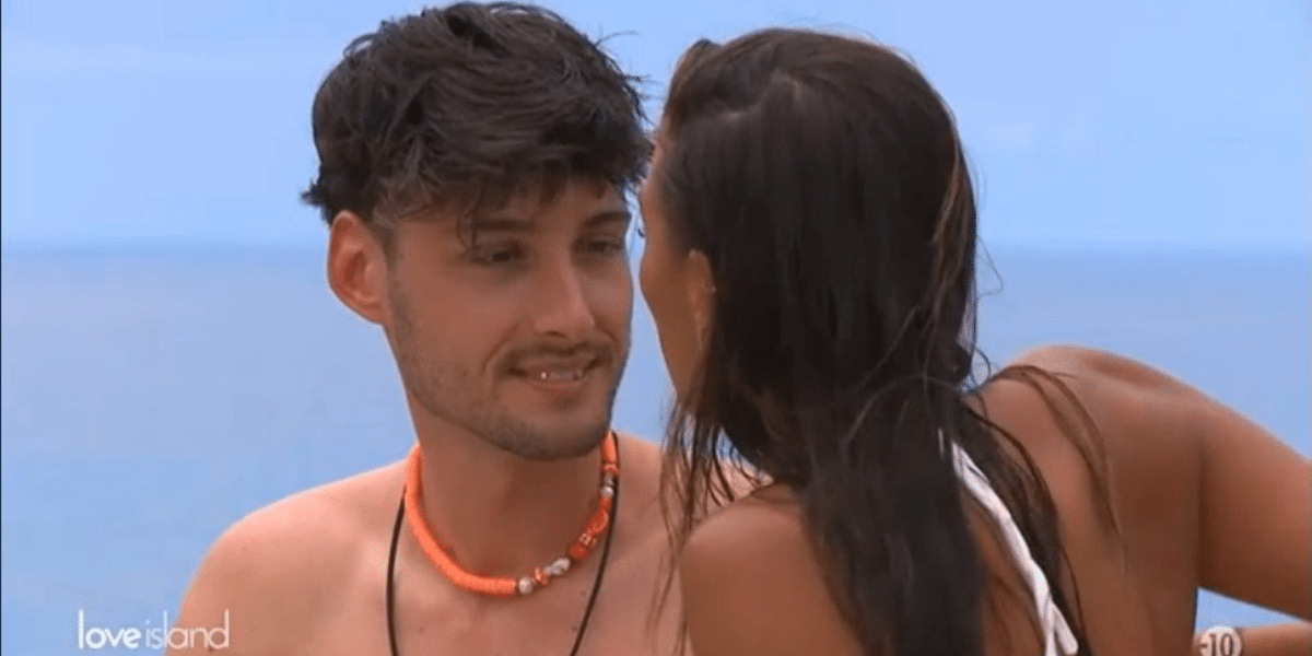 « Love Island » (S01E44) : Solène met un vent à Vincent et Edgar pète ...
