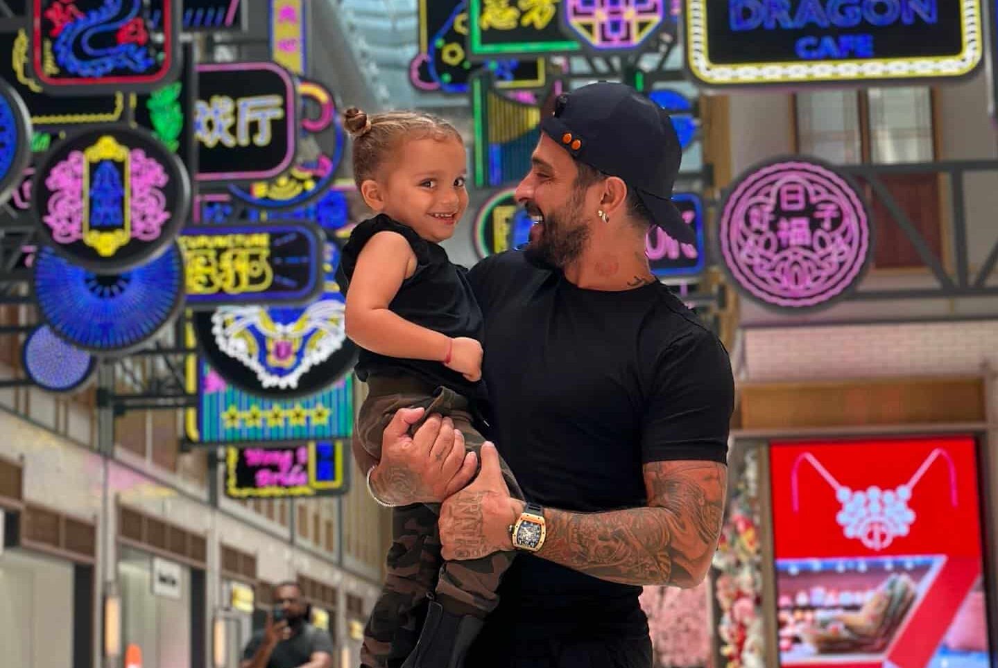 "Ta présence est un cadeau" : Déclaration d’amour de Julien Tanti à sa ...